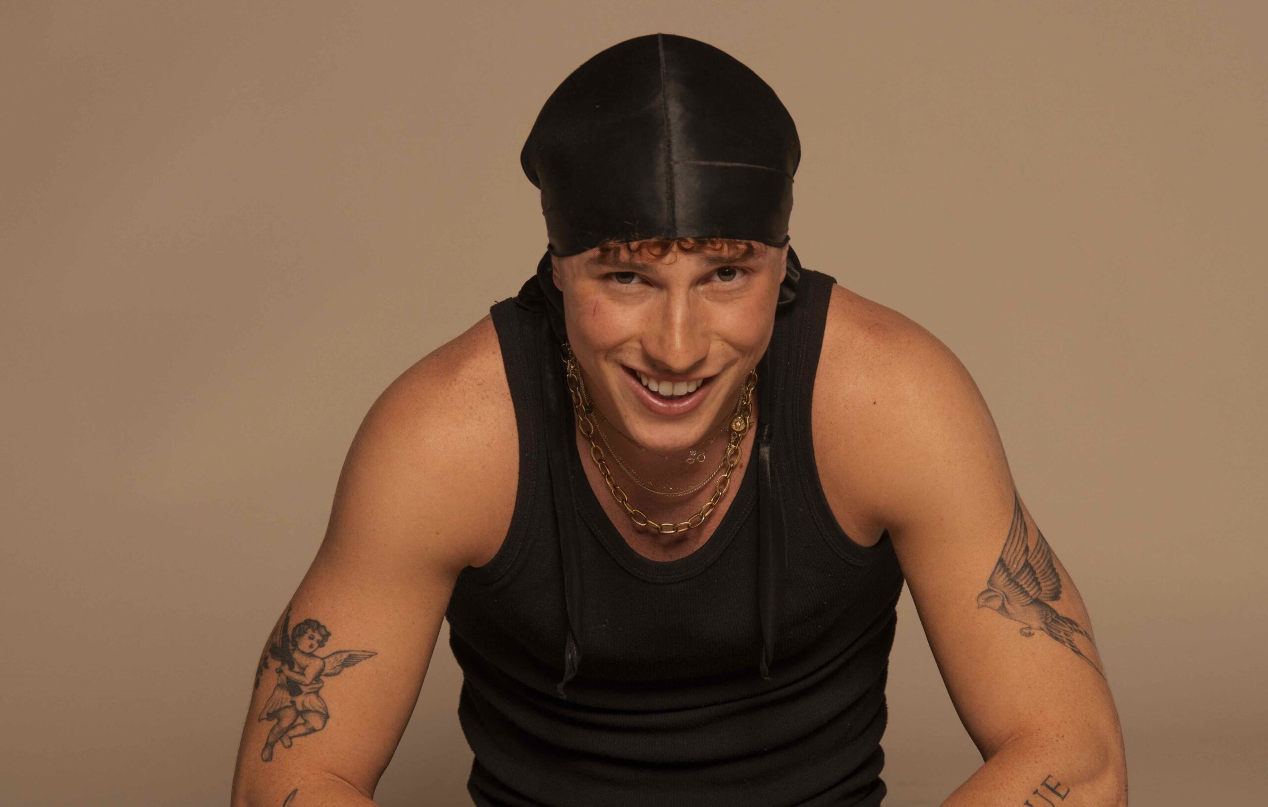 Wax in vacanza con una misteriosa ragazza, la segnalazione sulla pr...