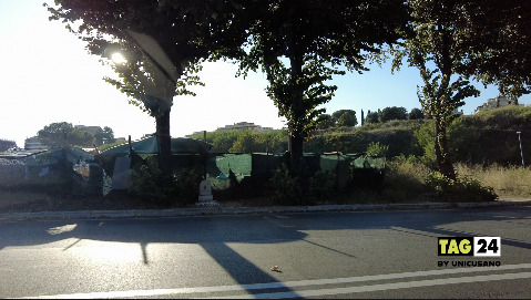 Primavalle degrado con baraccopoli e parco giochi occupato accanto a un ...
