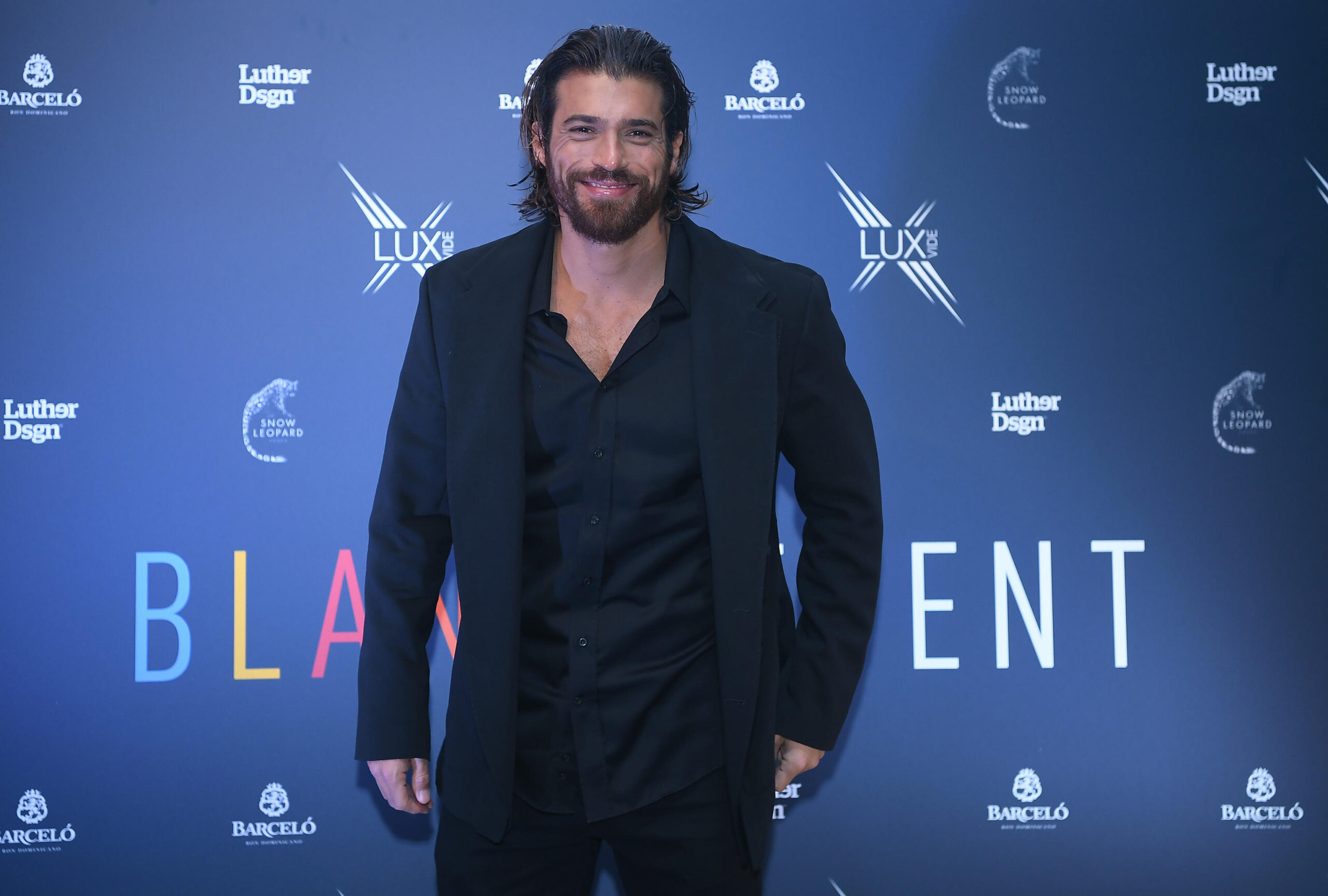 Can Yaman lancia il cellulare di un fan? La replica dell'attore: "R...