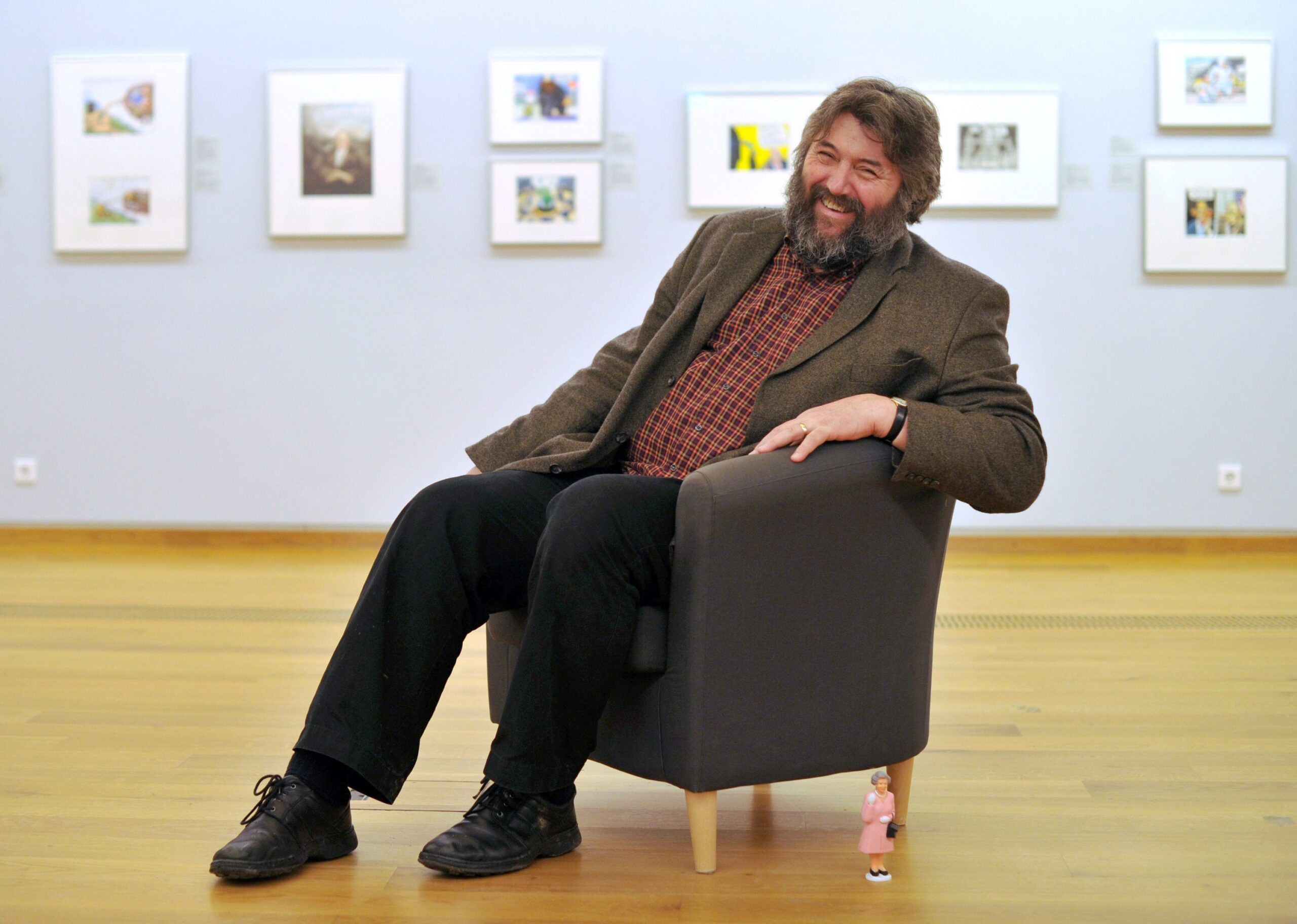 Chi è Steve Bell, il vignettista del Guardian licenziato dopo 40 an...