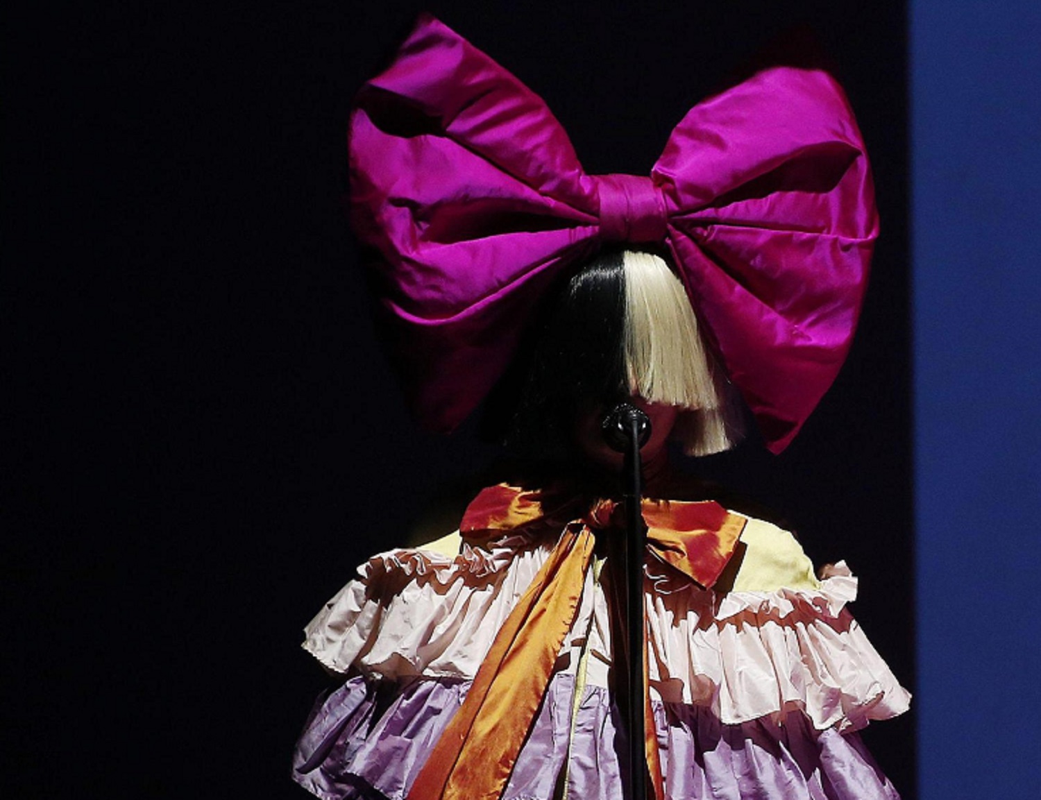 La pop star australiana Sia torna in pubblico dopo il lifting. Come ...