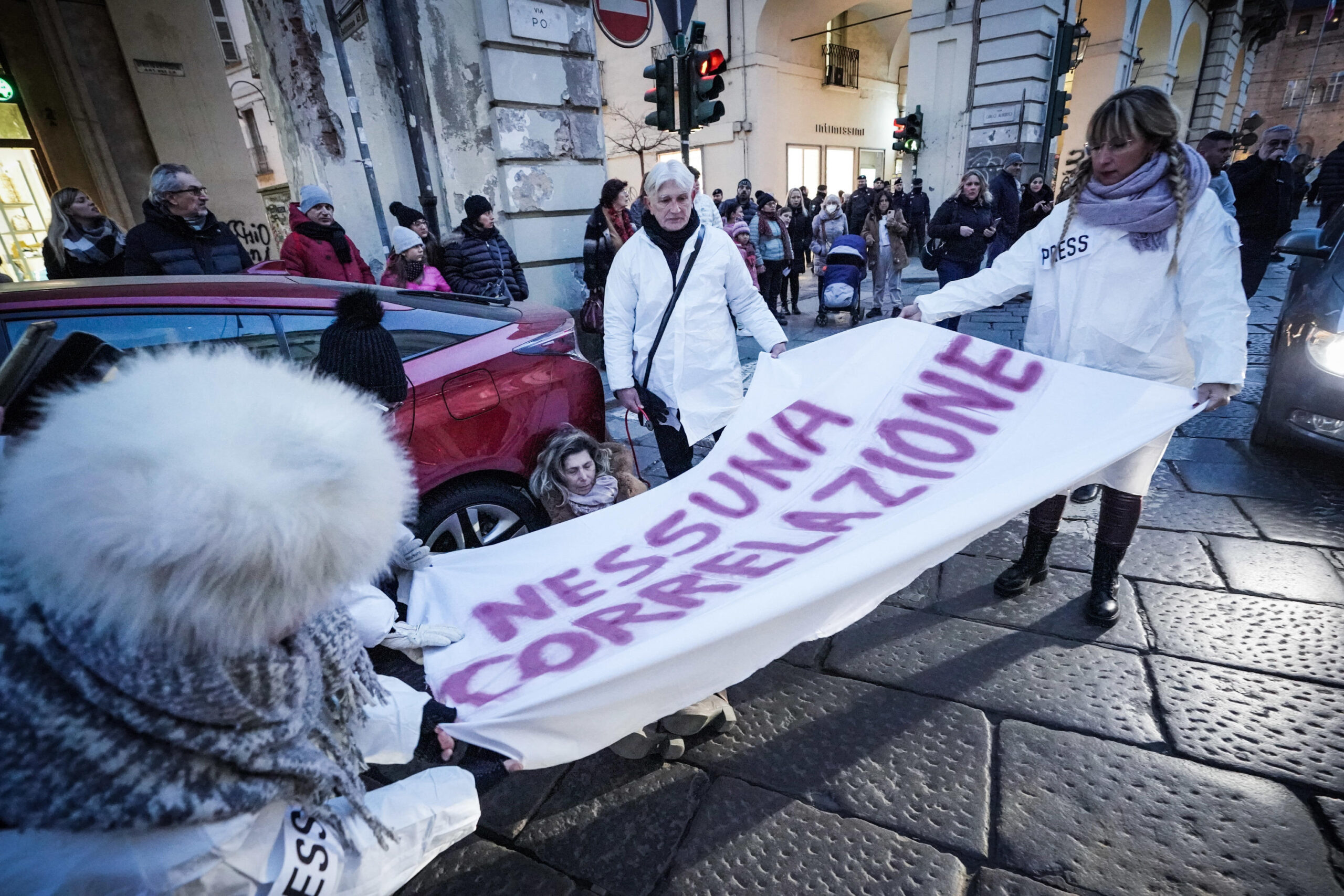 Giada Pollara, 14enne, muore di infarto, i No Vax imbrattano il ...