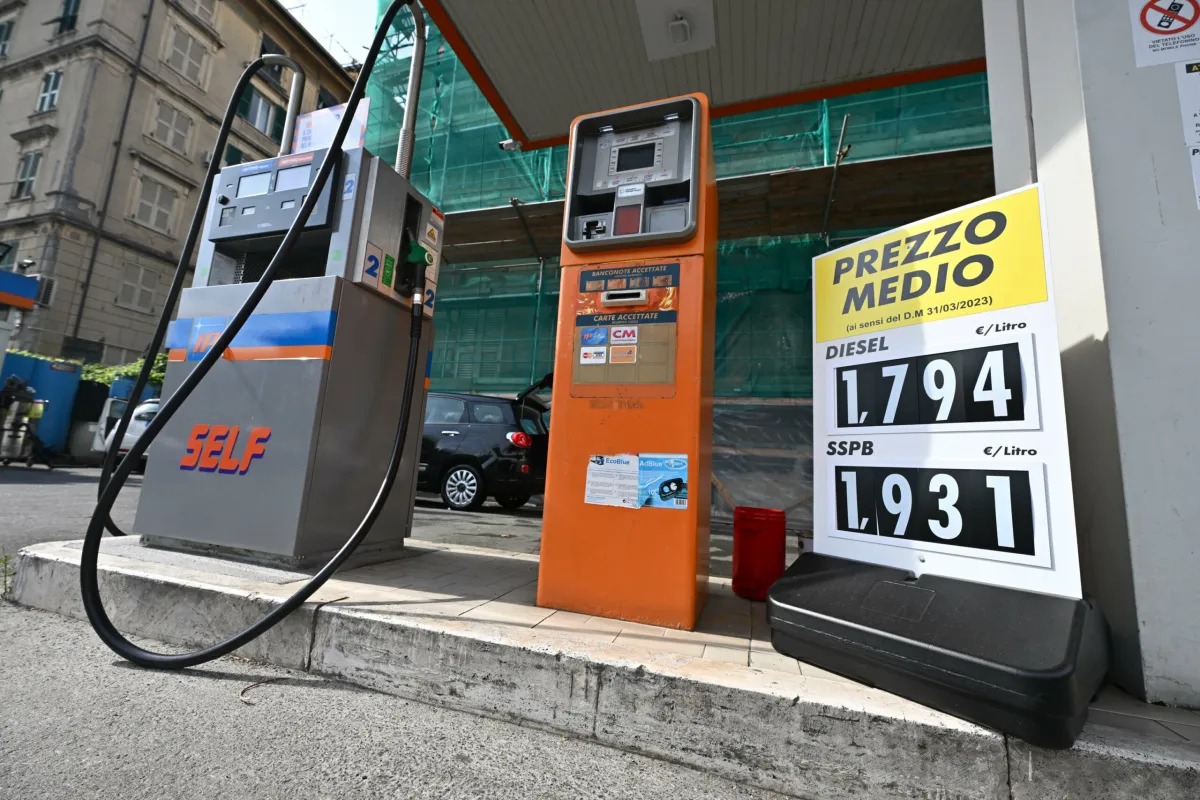 Prezzi benzina in calo in Italia, mai così bassi nel 2023. Gasolio ...
