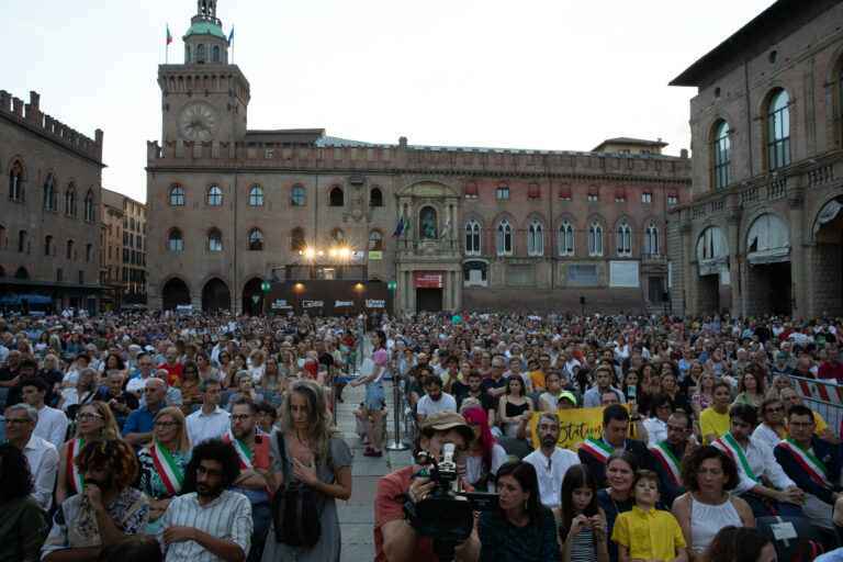 Bologna, prosegue la tradizione del rogo del Vecchione: brucerà in ...