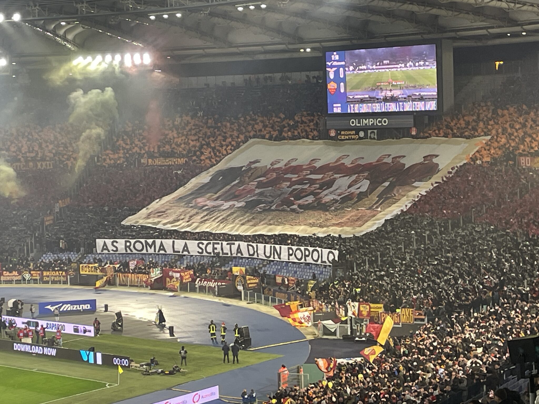 Lazio - Roma coreografie, la sfida tra la Curva Sud e la Nord | FOTO