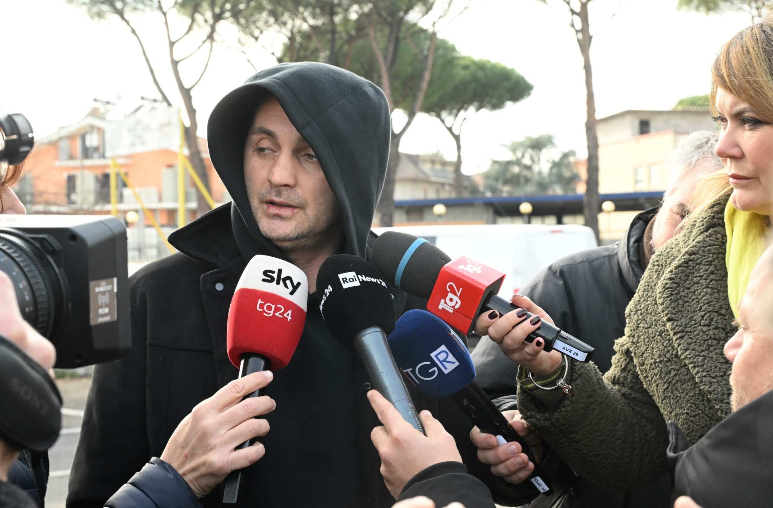 Roma, Alexandru Ivan ucciso a colpi di pistola al posto del patrigno? C ...