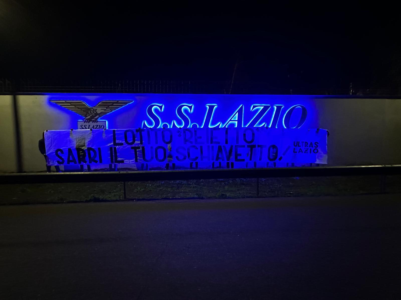 Lazio, dopo l'Atalanta la rabbia dei tifosi: a Formello striscioni ...