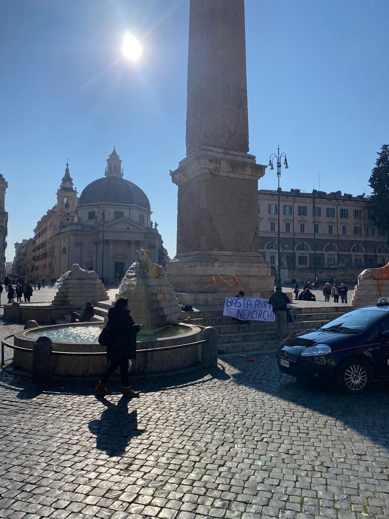Roma, blitz animalista in piazza del Popolo: imbrattata la Fontana dei ...