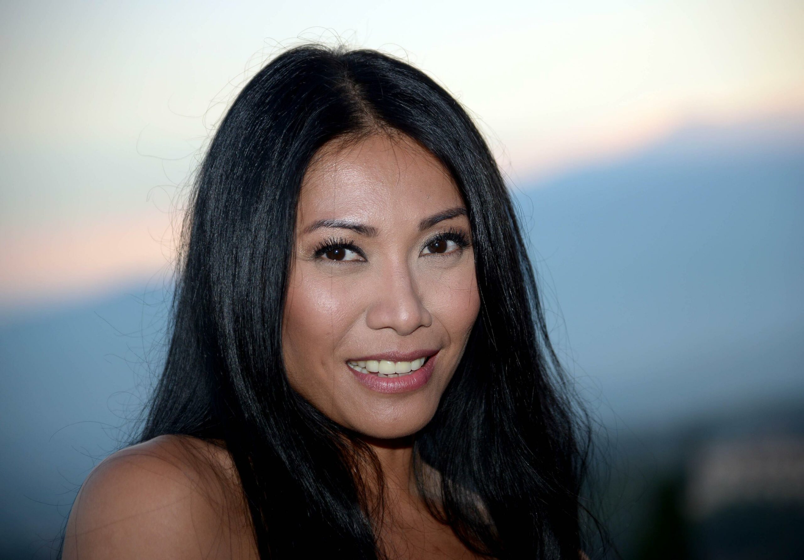 Che fine ha fatto la cantante Anggun? Il ritorno della star di Snow On ...