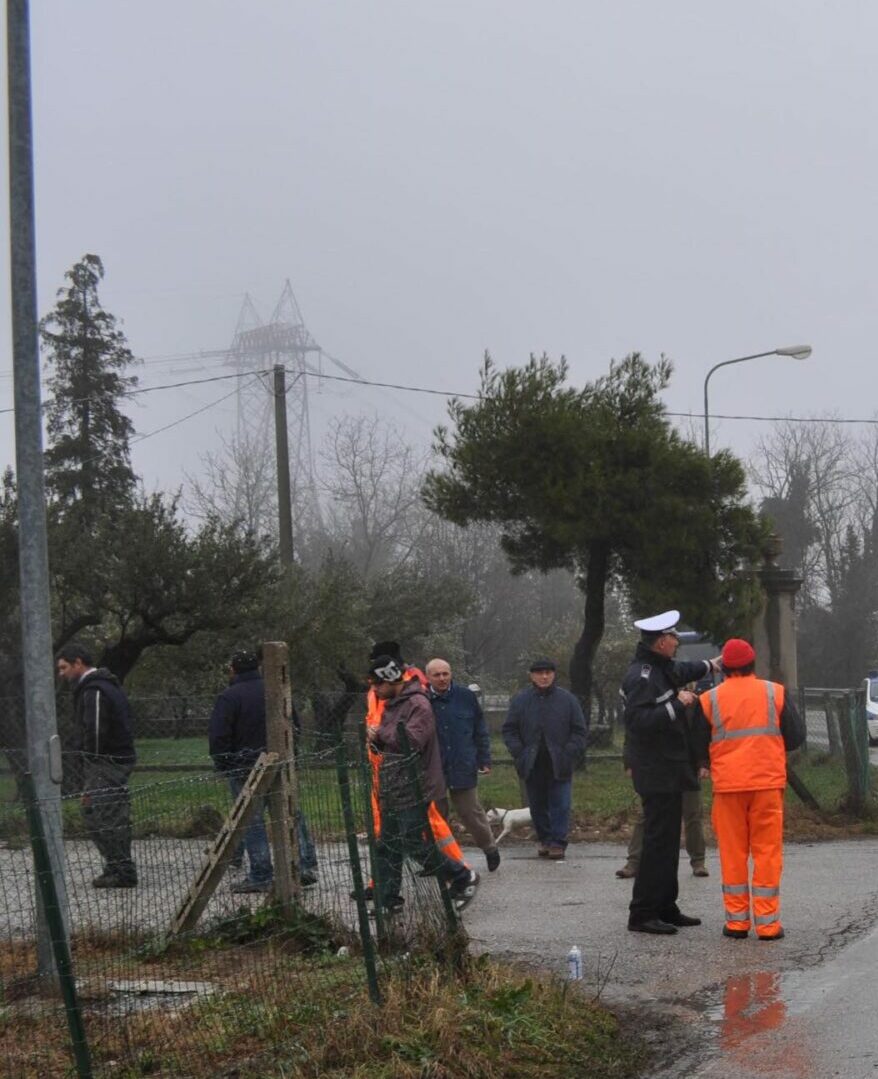 Chieti, incidente ad Ari: auto si schianta contro un albero, morte due ...
