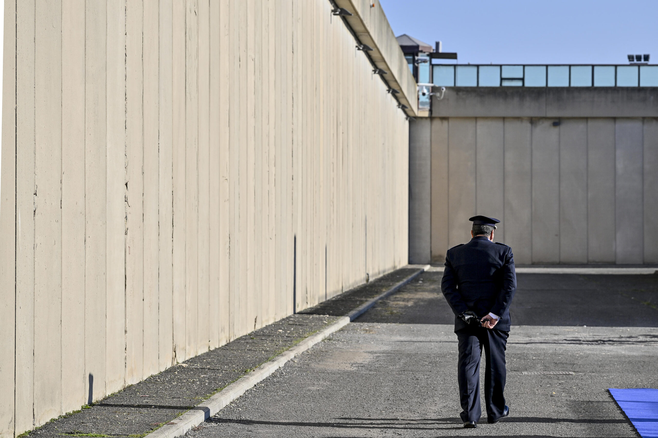 Carcere di Sanremo, detenuti in rivolta danno fuoco alle celle, ferito ...