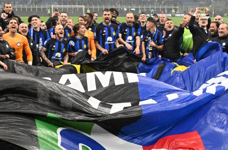 Inter, diretta social dopo lo Scudetto. Lautaro scherza con Dumfries ...