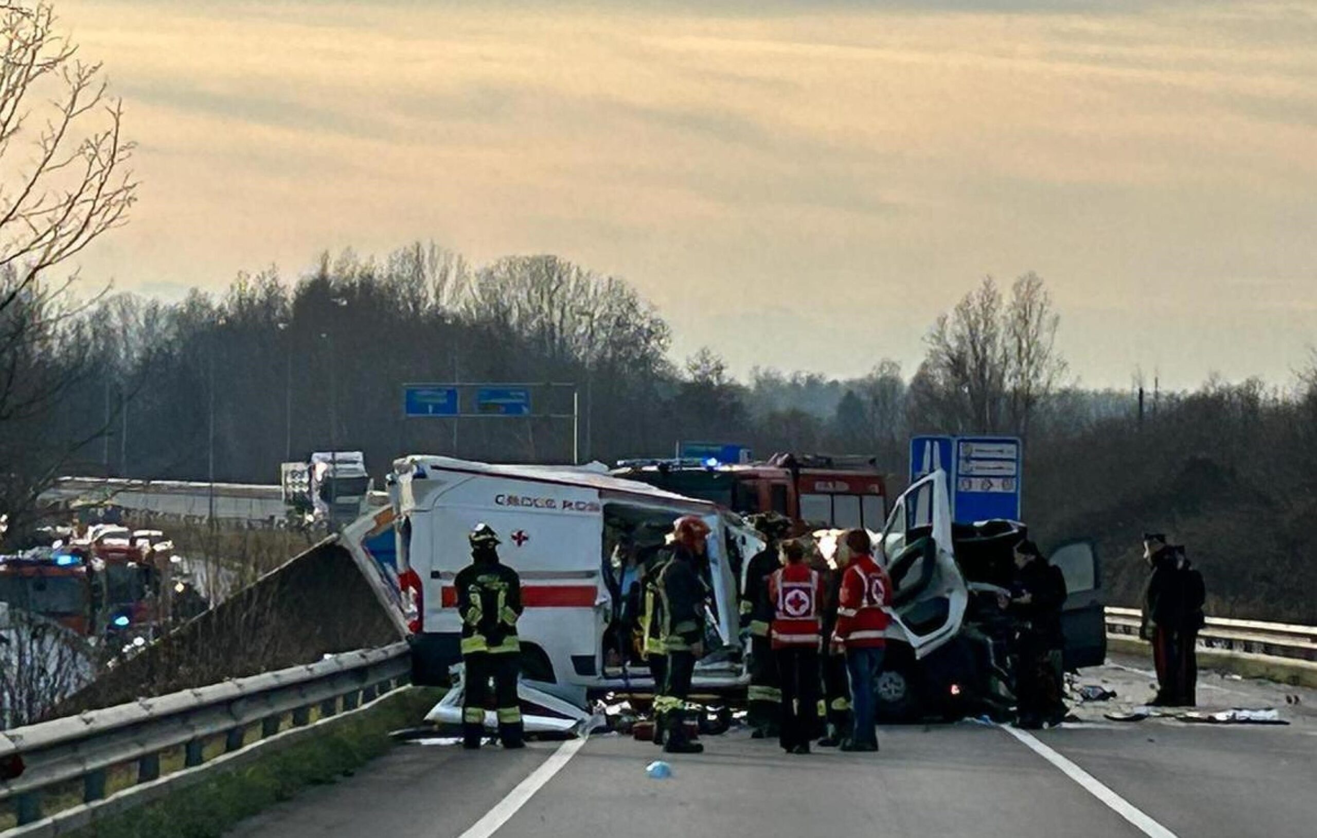 Incidente sulla A26 tra tre camion, traffico bloccato per un'ora e ...