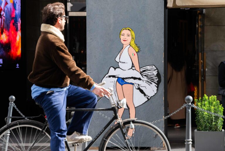Sfregiato il murales di Giorgia Meloni a Milano: la Marilyn di ...