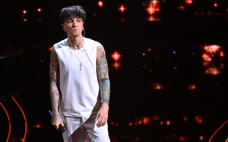 “Altrove”: testo e significato della nuova canzone di Ultimo