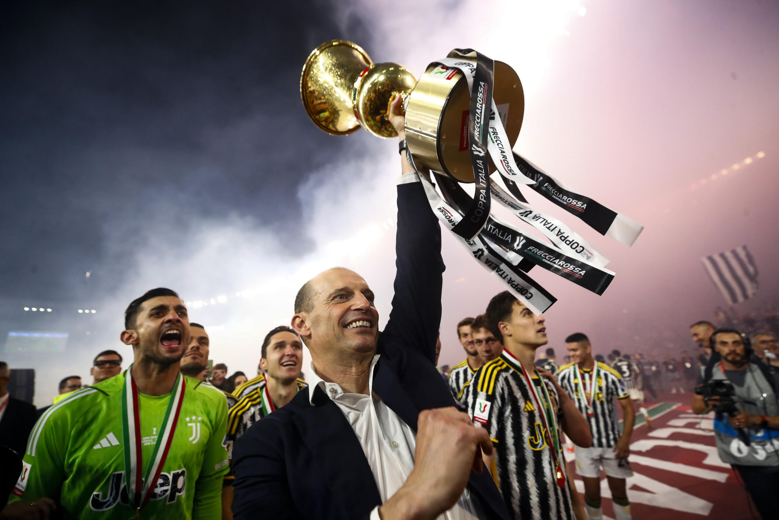 Tutti curiosi di interpretare il labiale di Allegri al termine della ... Tutti curiosi di interpretare il labiale di Allegri al termine della ...