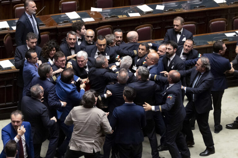 Rissa in Parlamento, la condanna del Presidente Mattarella: "Scena ...