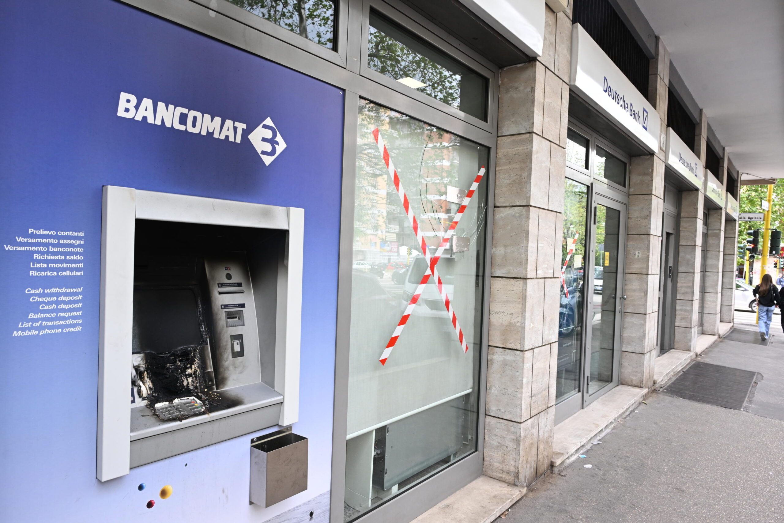 Dramma a Bari, fanno esplodere un bancomat a Bitonto: rapinatori feriti ...