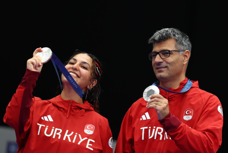 Sevval Ilayda Tarhan, la compagna di squadra del tiratore turco con la ...