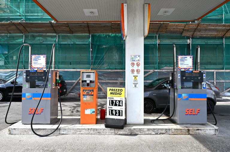 Mai nel 2024 il costo medio della benzina così basso: qual è il motivo ...