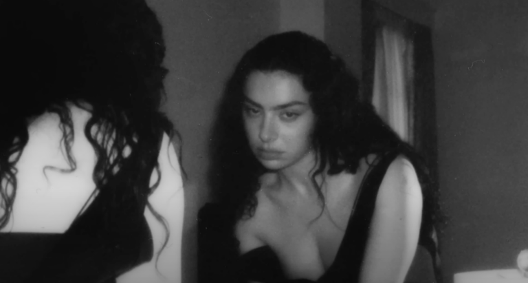 Chi è Charlie XCX: età, fidanzato, vero nome e canzoni dell'autrice di ...
