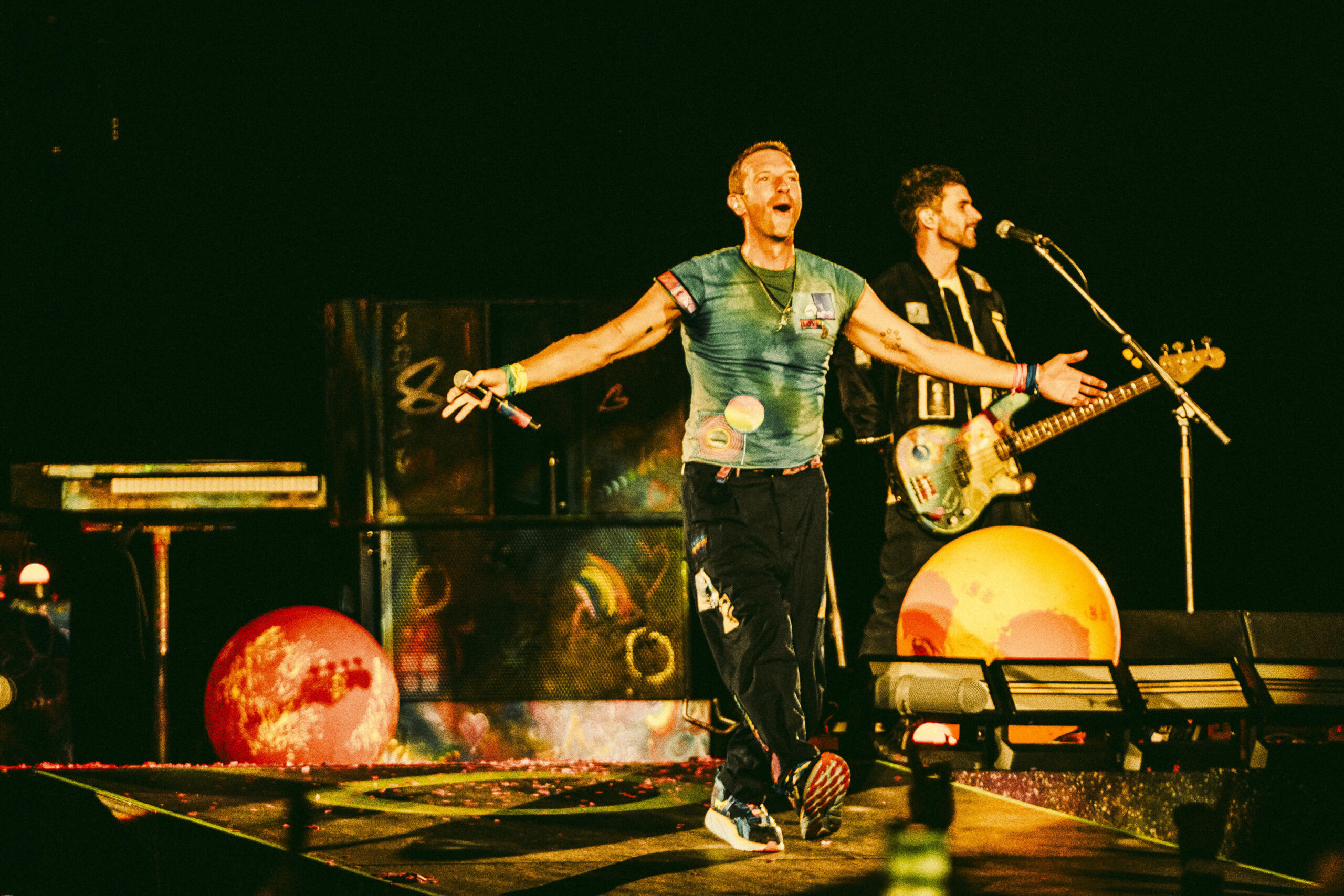 "We Pray" è la nuova canzone dei Coldplay: video, testo, traduzione e ...