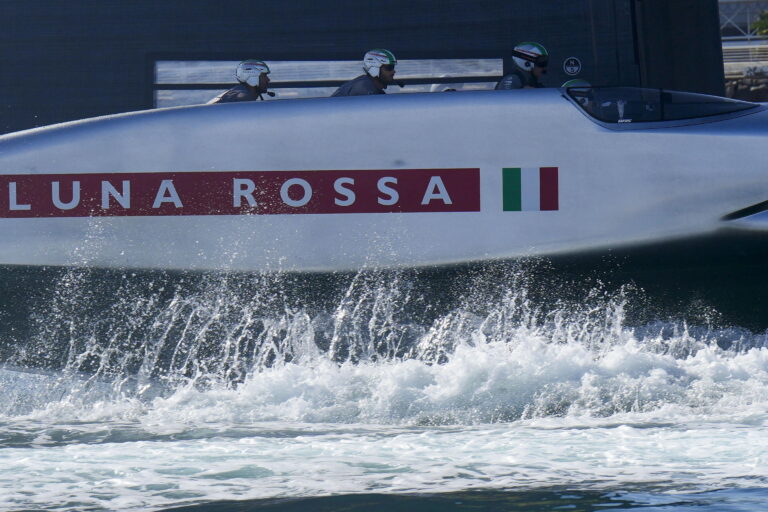 Louis Vuitton Cup 2024, clamorosa squalifica di Luna Rossa contro ...