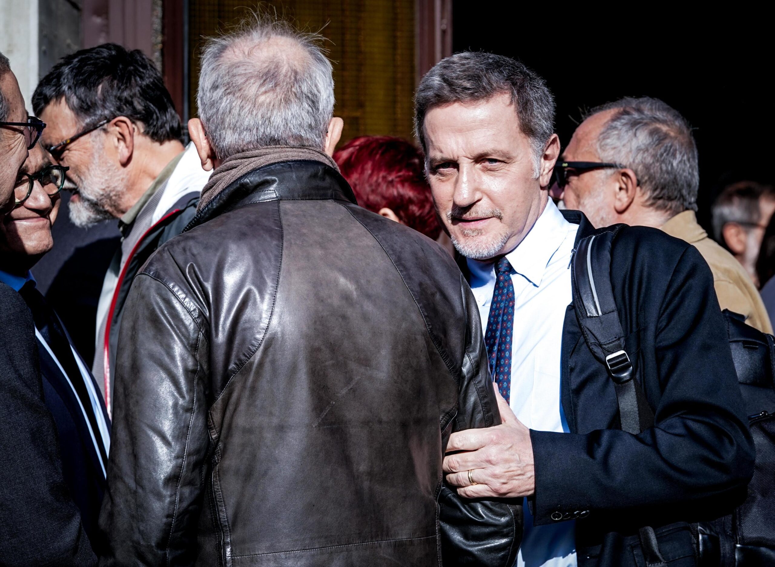 Massimo Giannini dice addio a Bella chat, Atreju ironizza: "Prova con il gruppo per Capodanno"