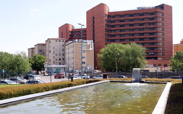 Andreea Mihaela Antochi morta con il suo bimbo Sasha durante il parto a ...